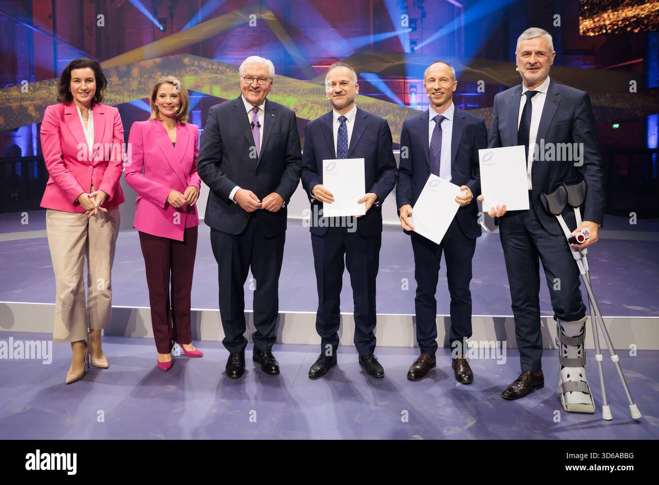 19 November 2025, Berlin: Katherina Reiche (CDU, l-r), Federal Minister ...