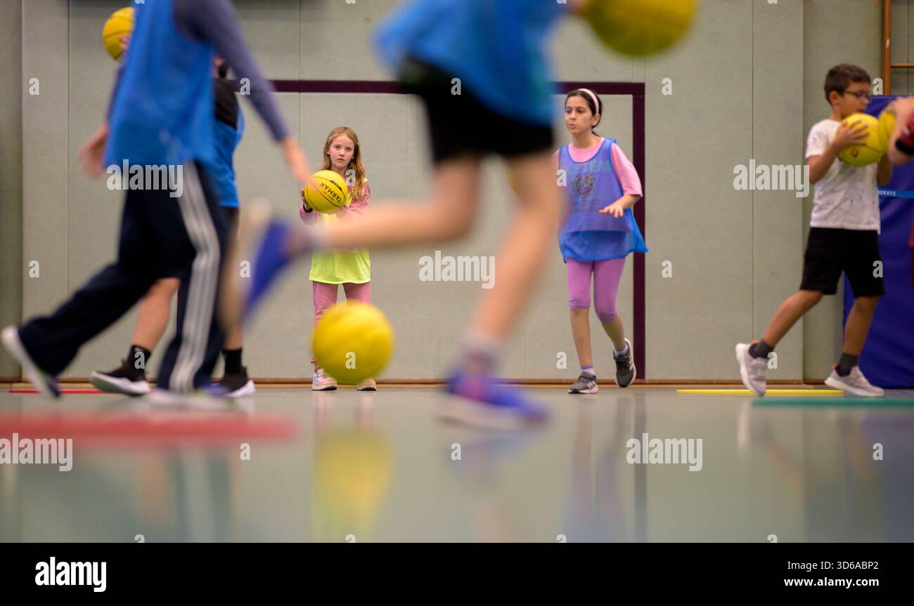 Junge grundschulkinder hi-res stock photography and images - Alamy