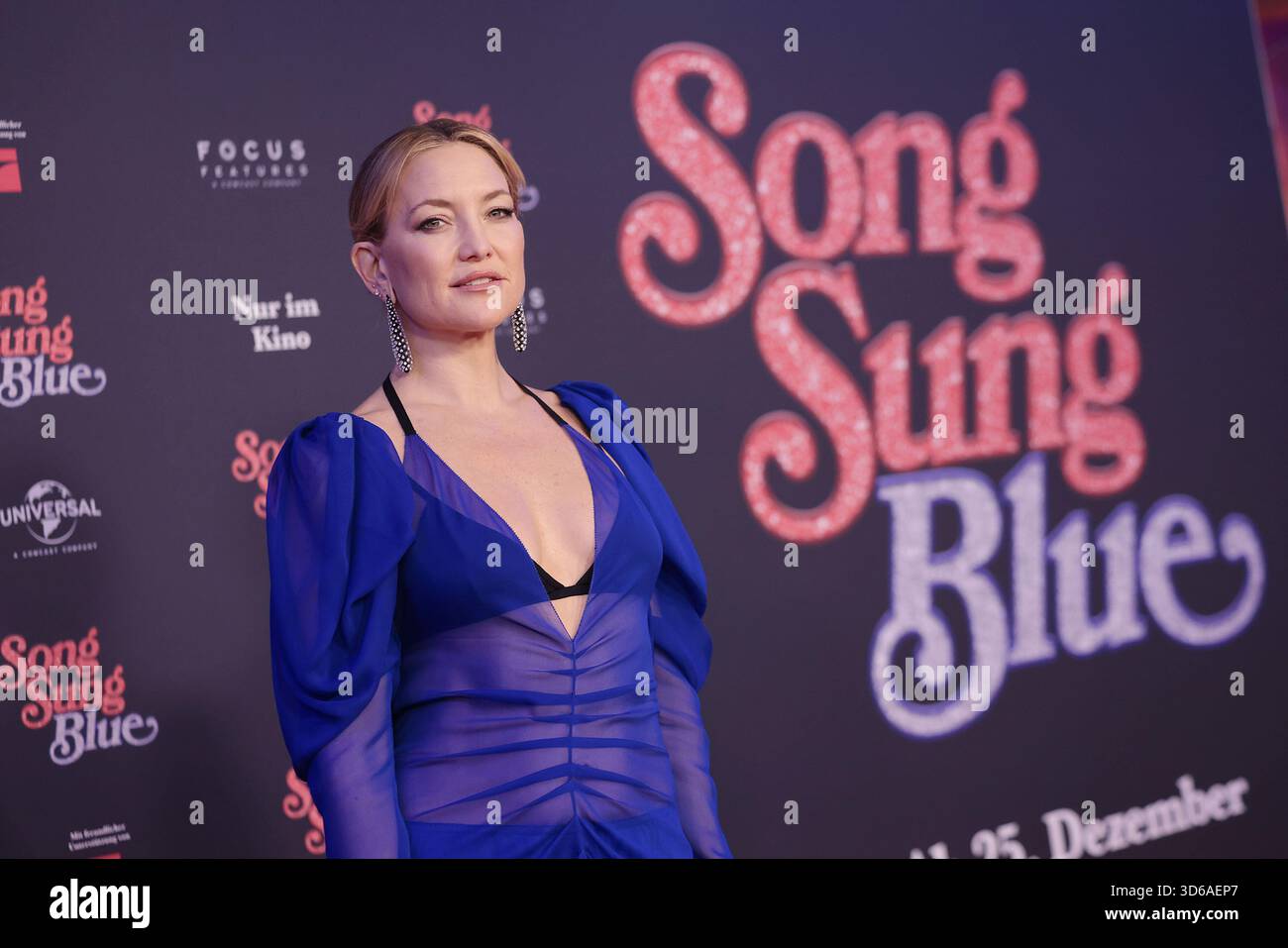 Kate Hudson attends the „Song Sung Blue“ premiere at Zoo Palast on ...
