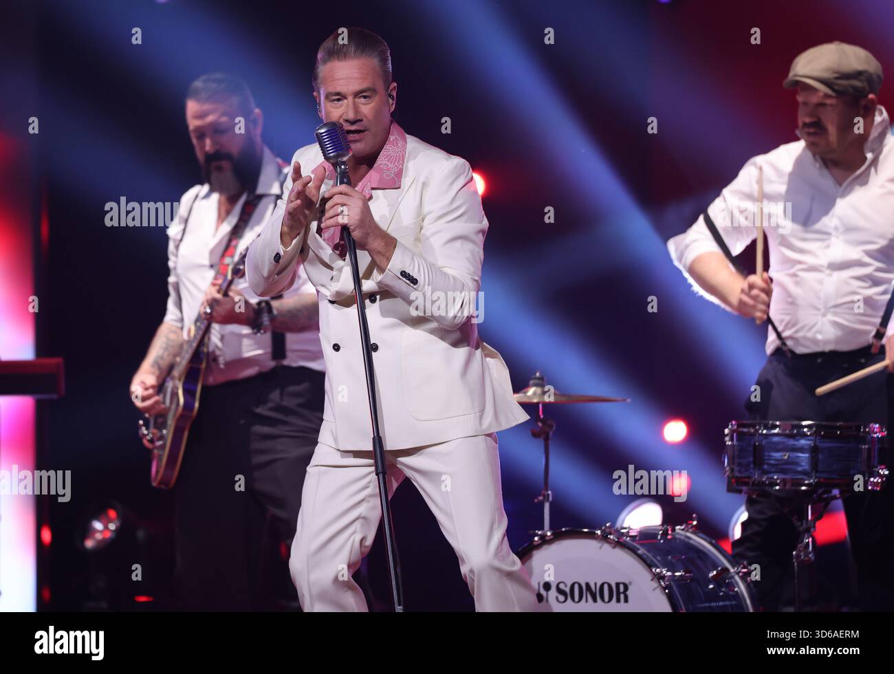 19 November 2025, Hamburg: Sascha, singer, is on stage during the ...