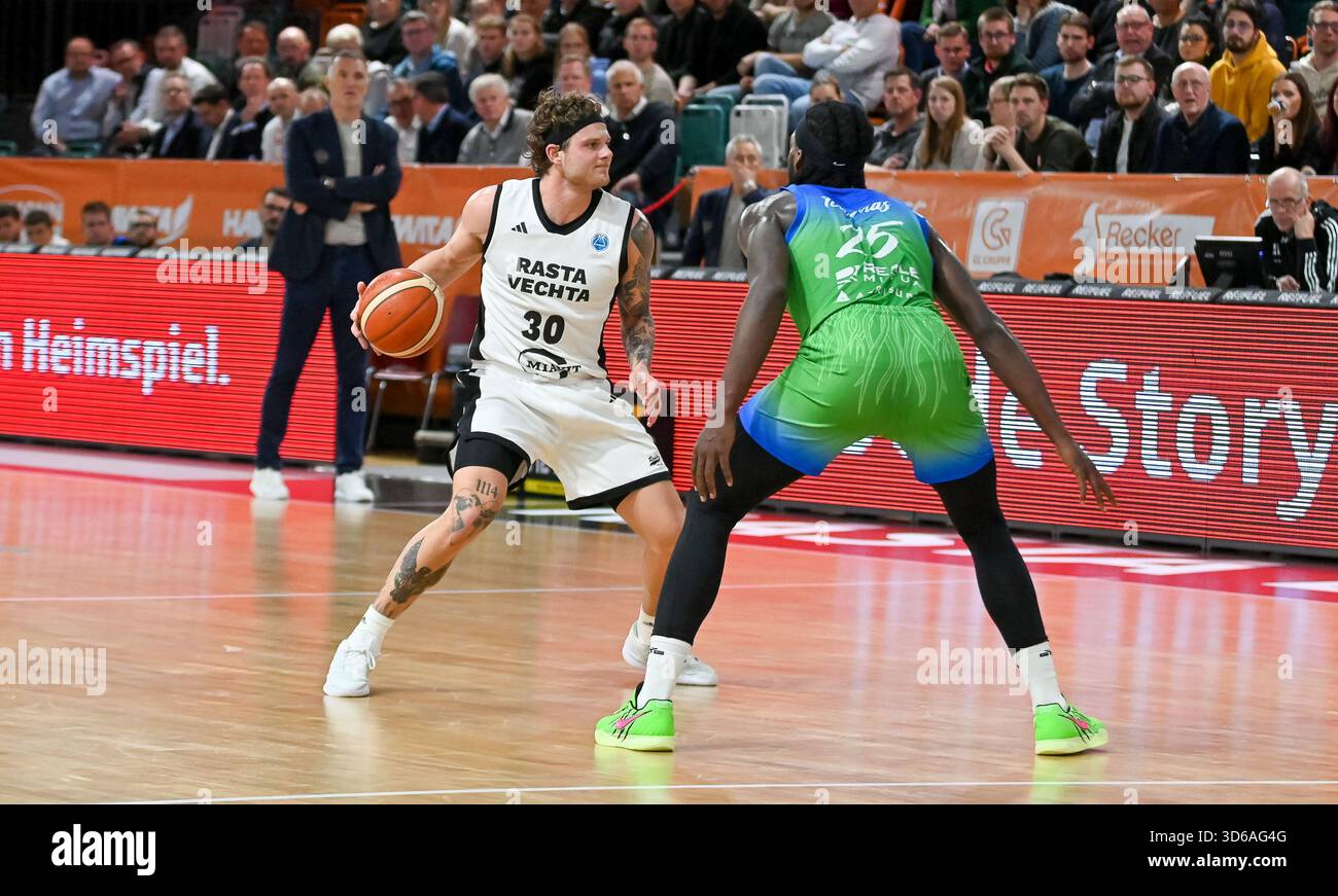 Booker Coplin (RASTA Vechta, #30) against Rashwan Thomas (Dinamo BDS Sassari, #25) RASTA Vechta ...