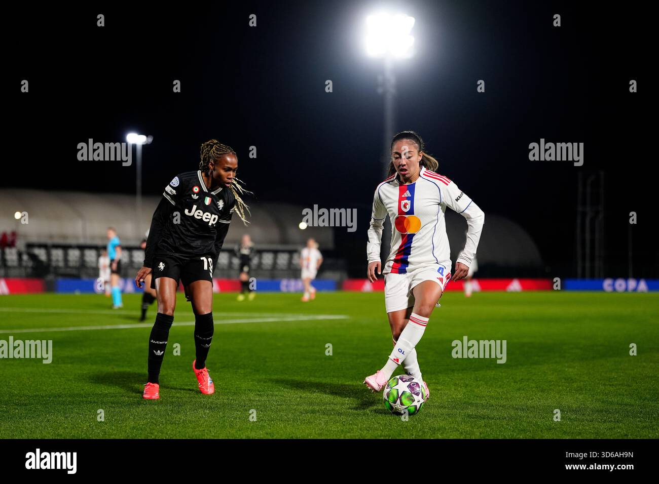 Juventus' women Lindsey Thomas fights for the ball with OL Lyonnes's ...