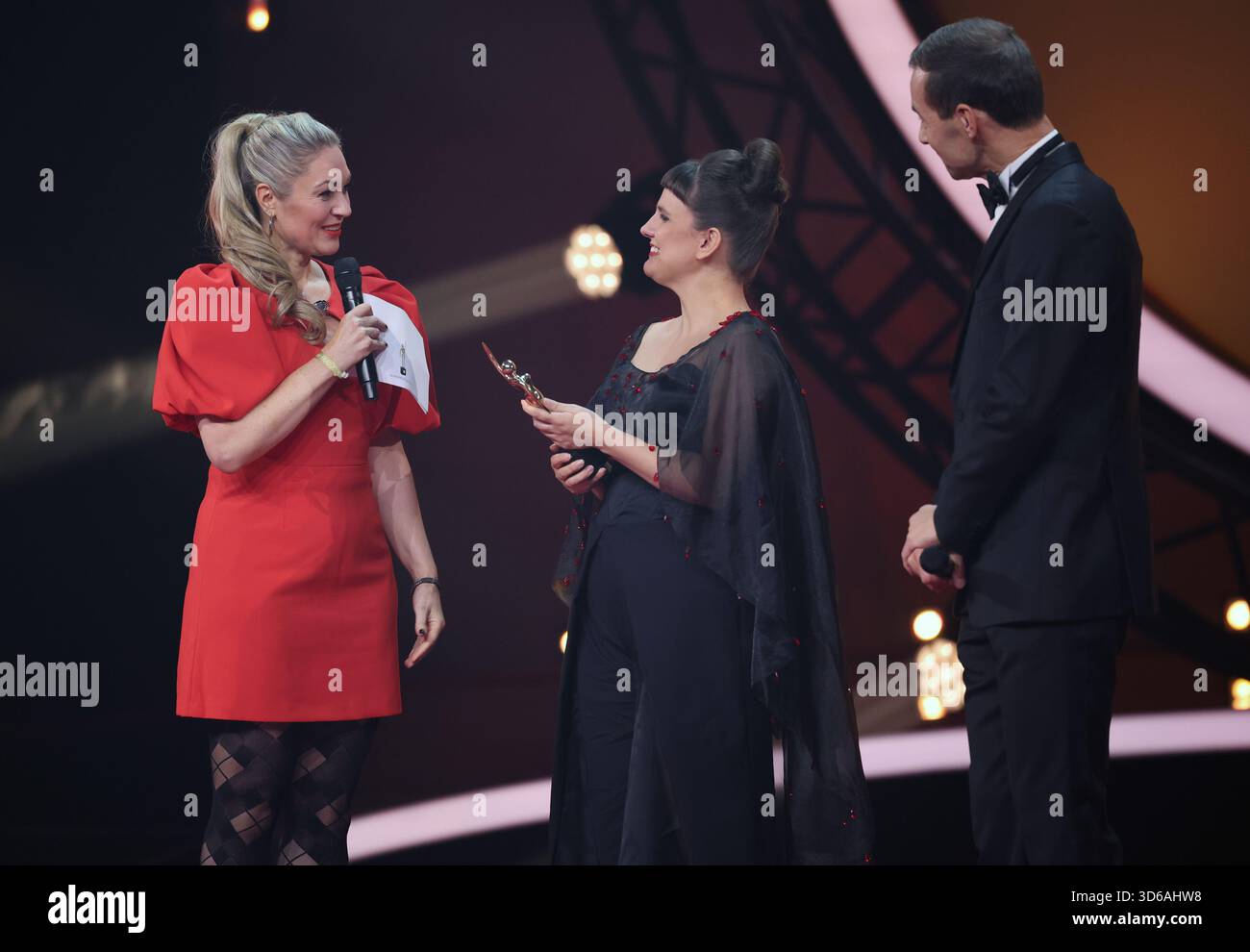 19 November 2025, Hamburg: Miriam Peters (M), "Land-Grazien" project ...