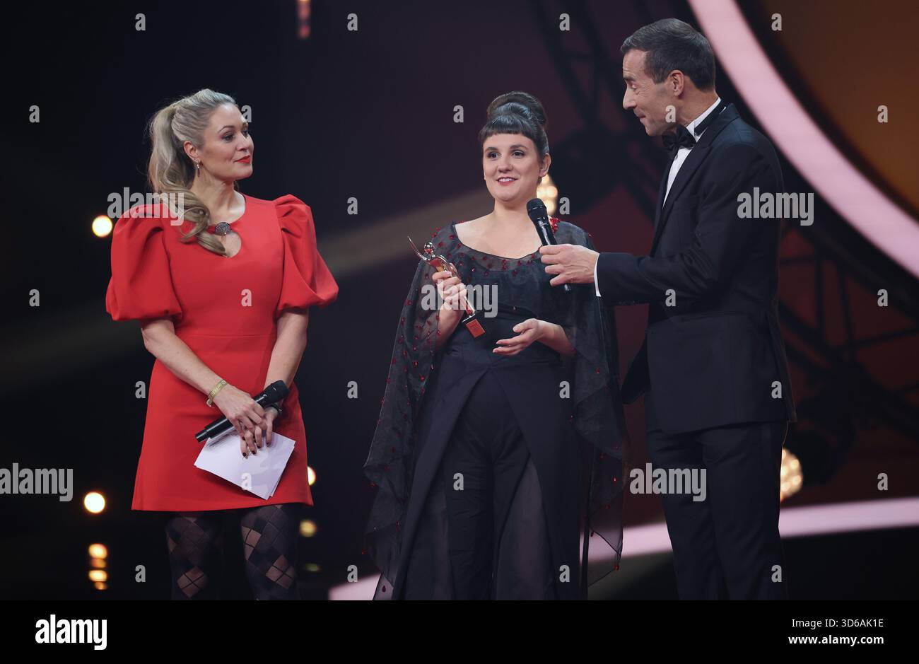 19 November 2025, Hamburg: Miriam Peters (M), "Land-Grazien" project ...