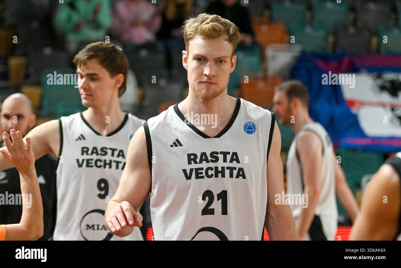 Lars Thiemann (RASTA Vechta, #21) thanks the audience after the game ...