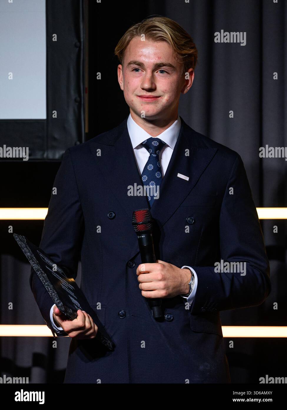 251119 IFK Göteborgs Noah Tolf tar emot priset för Årets unga spelare ...