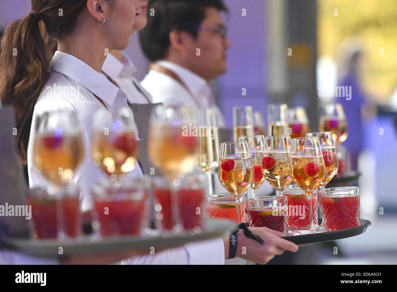 Servicekraefte, Kellnerin,Servicekraft in der Gastronomie bei der ...