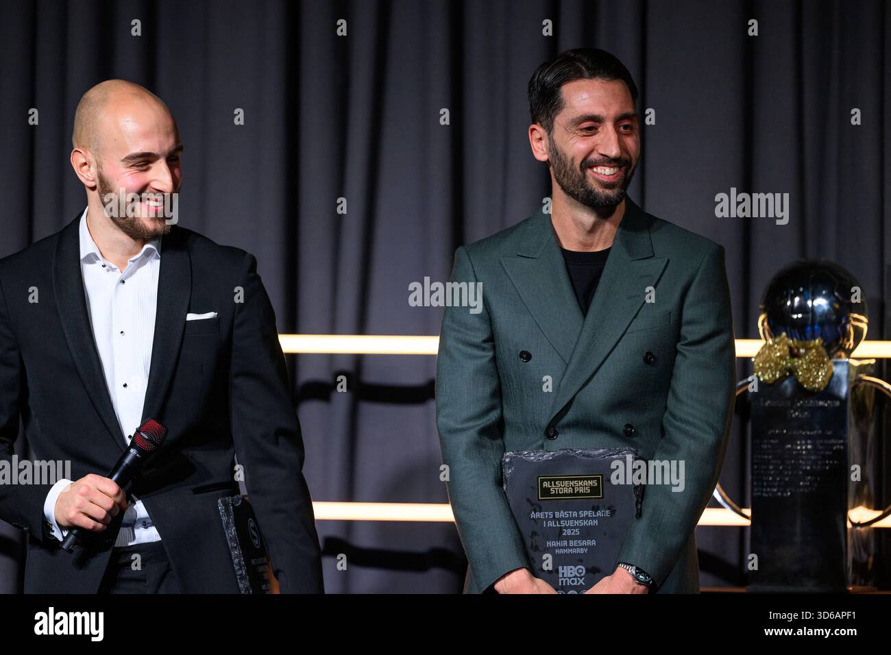 251119 Örgrytes Amel Mujanic och Hammarbys Nahir Besara tar emot priset ...