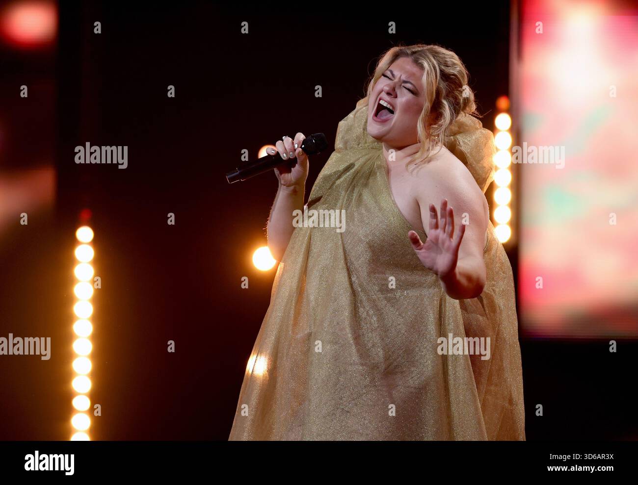 19 November 2025, Hamburg: Alina, singer, on stage during the "Goldene ...