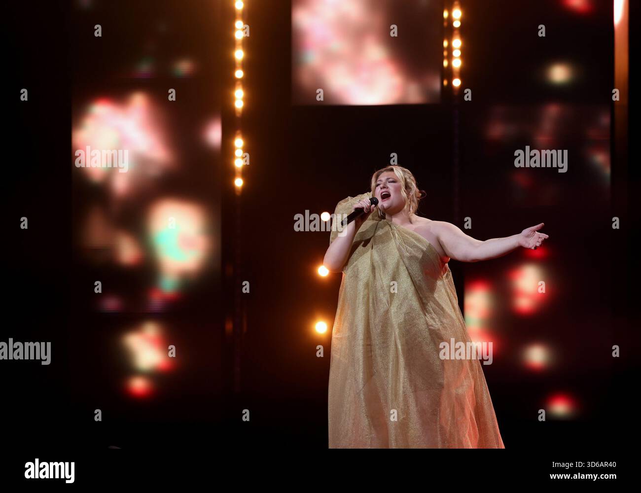 19 November 2025, Hamburg: Alina, singer, on stage during the "Goldene ...