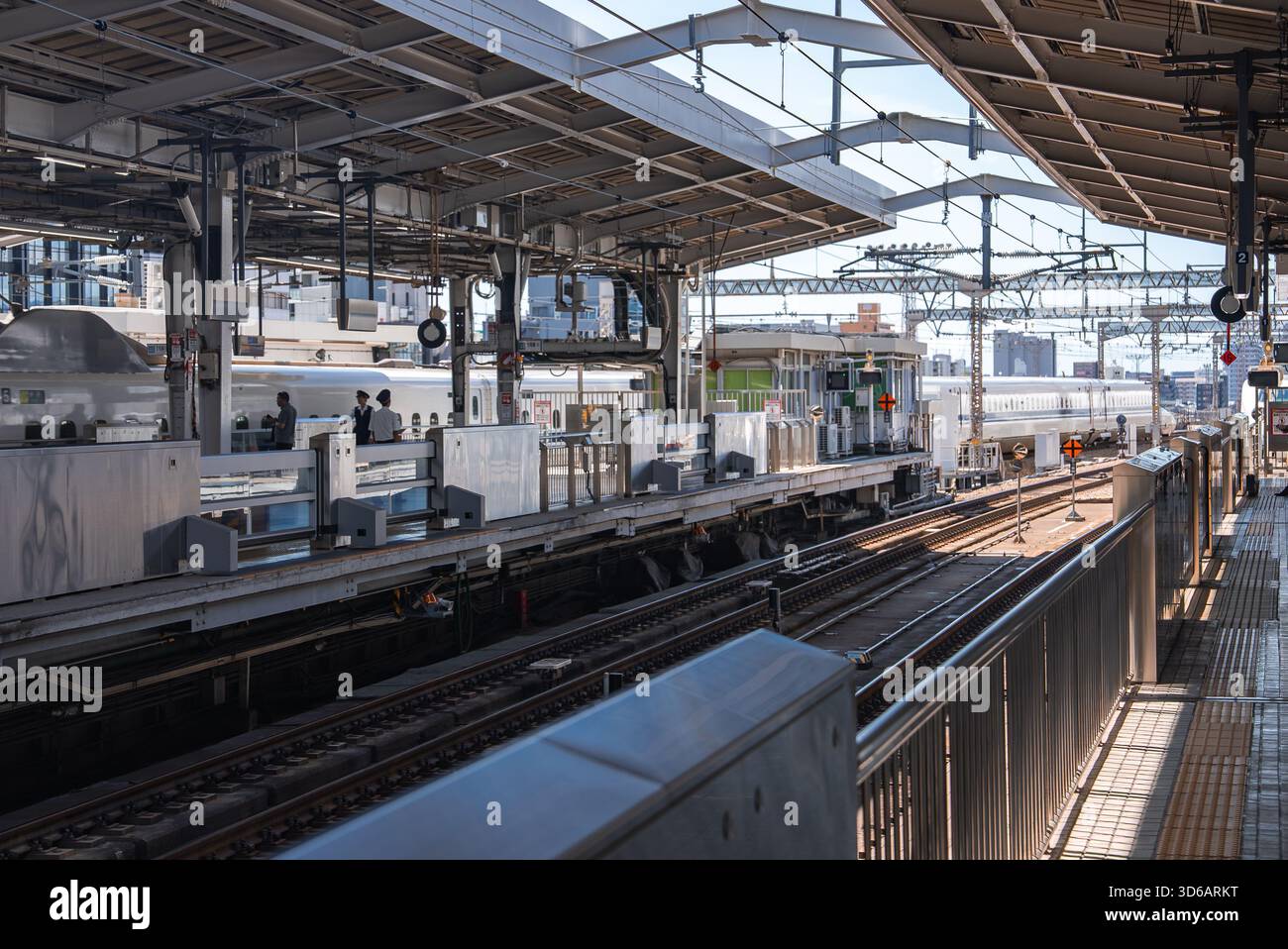 Daytime railway platforms at Shin Osaka Station with Shinkansen Stock ...