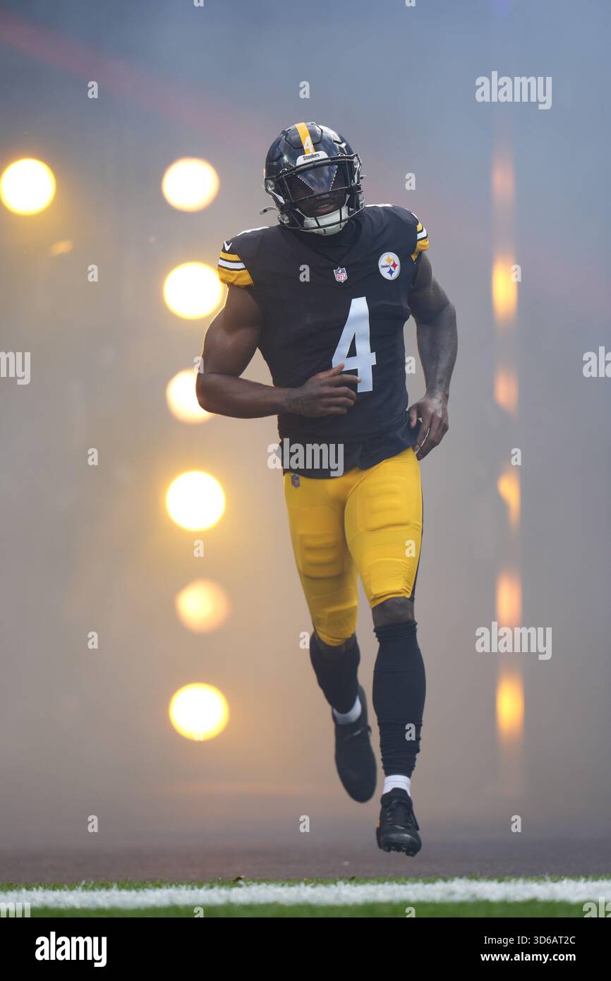 Pittsburgh Steelers wide receiver DK Metcalf (4) enter the field during ...