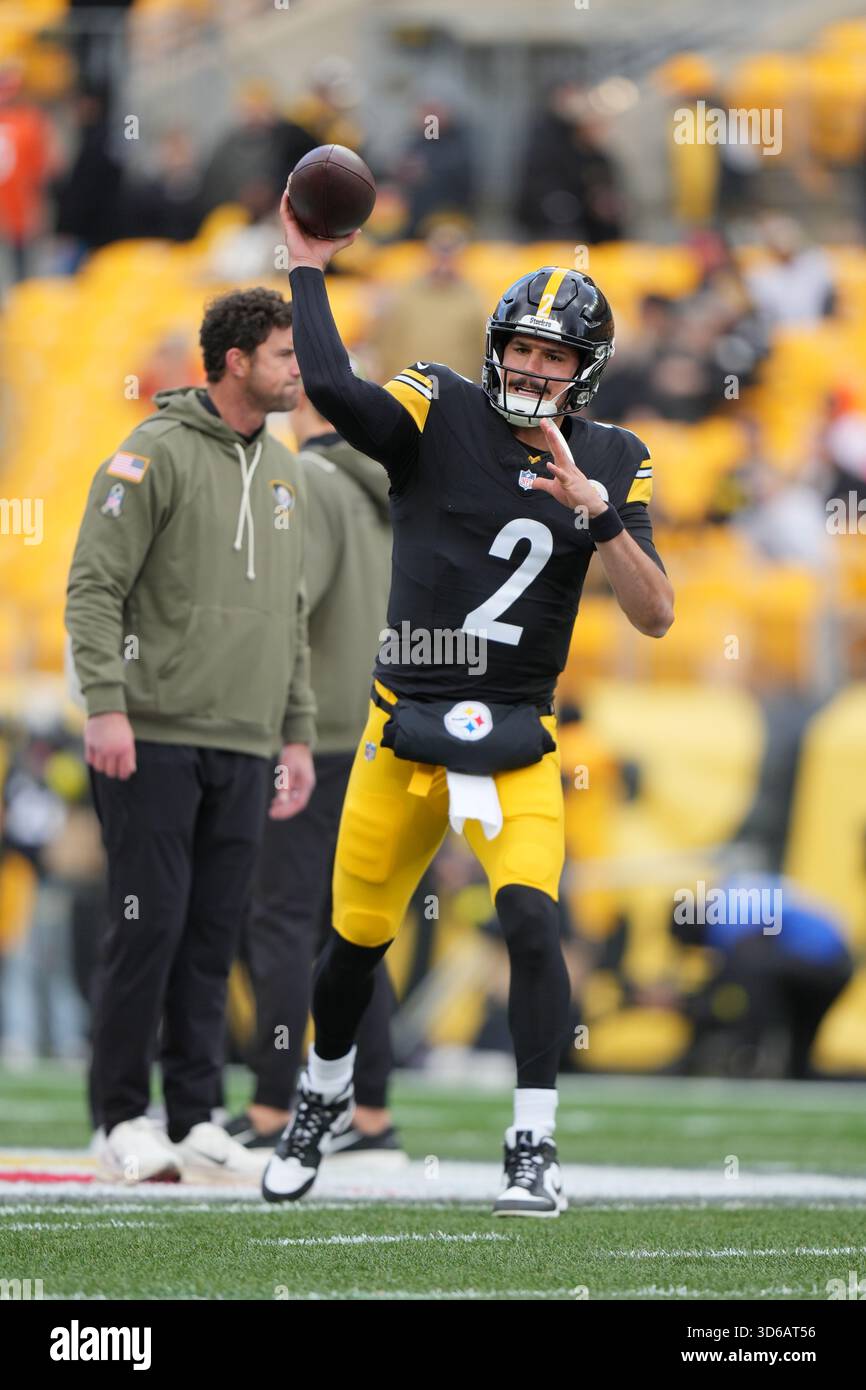 Pittsburgh Steelers quarterback Mason Rudolph (2) warms up before an ...