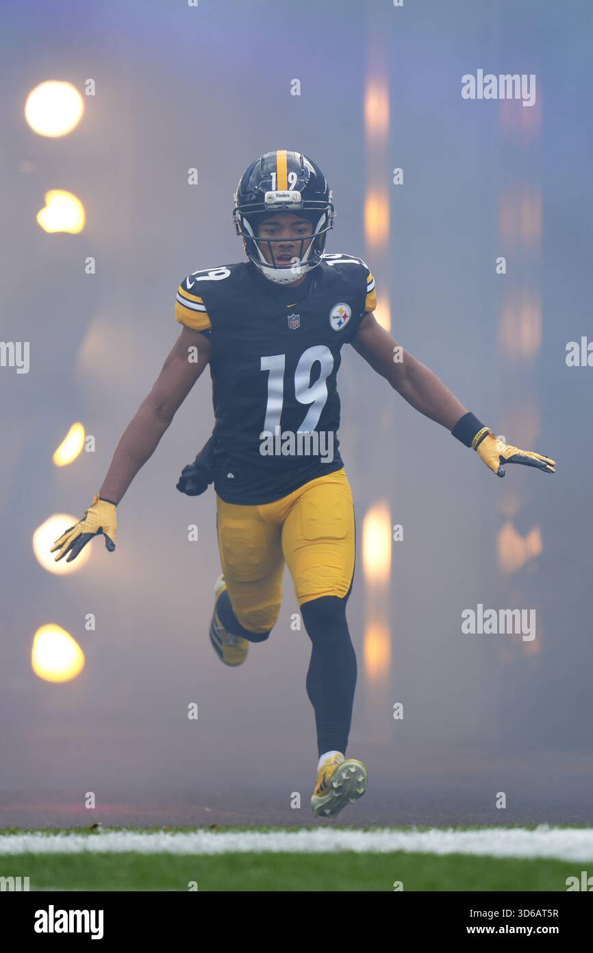 Pittsburgh Steelers tight end Darnell Washington (80) enter the field ...