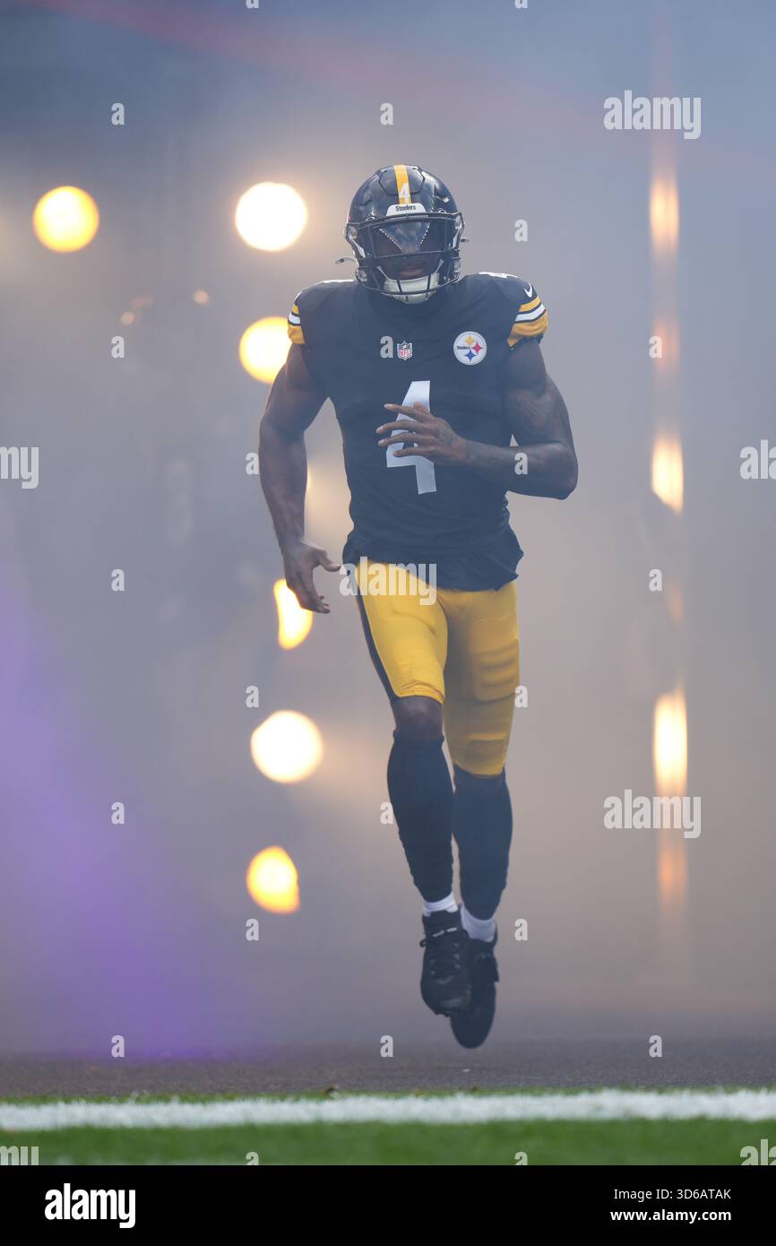 Pittsburgh Steelers wide receiver DK Metcalf (4) enter the field during ...