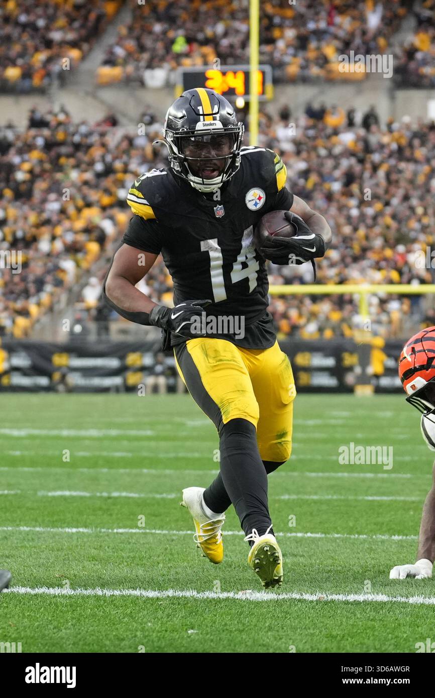 Pittsburgh Steelers running back Kenneth Gainwell (14) runs after a ...