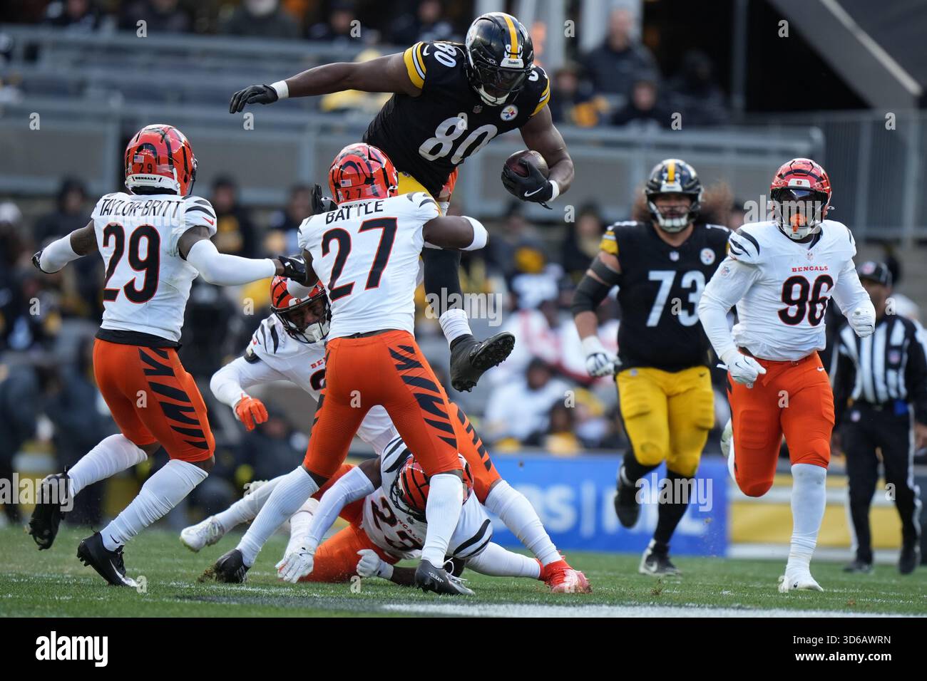 Pittsburgh Steelers tight end Darnell Washington (80) tires to leap ...