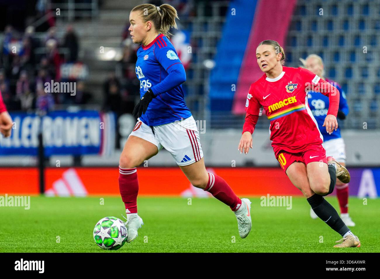 Oslo 20251119. Vålerenga's Olaug Tvedten and St. Pölten's Kess Elmore ...