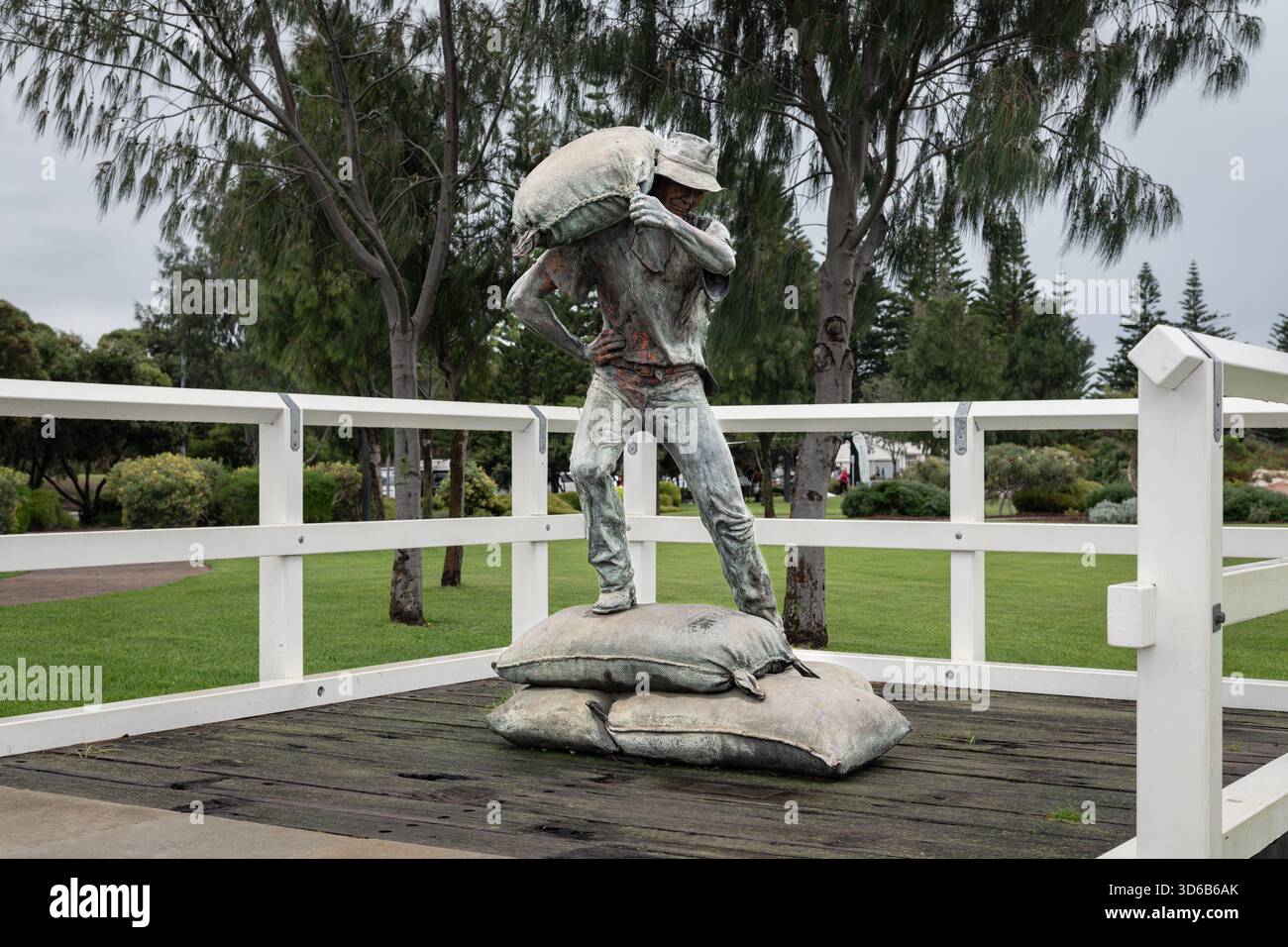 The Lumper Grain Terminal memorial Statue, Esperance, Western Australia ...