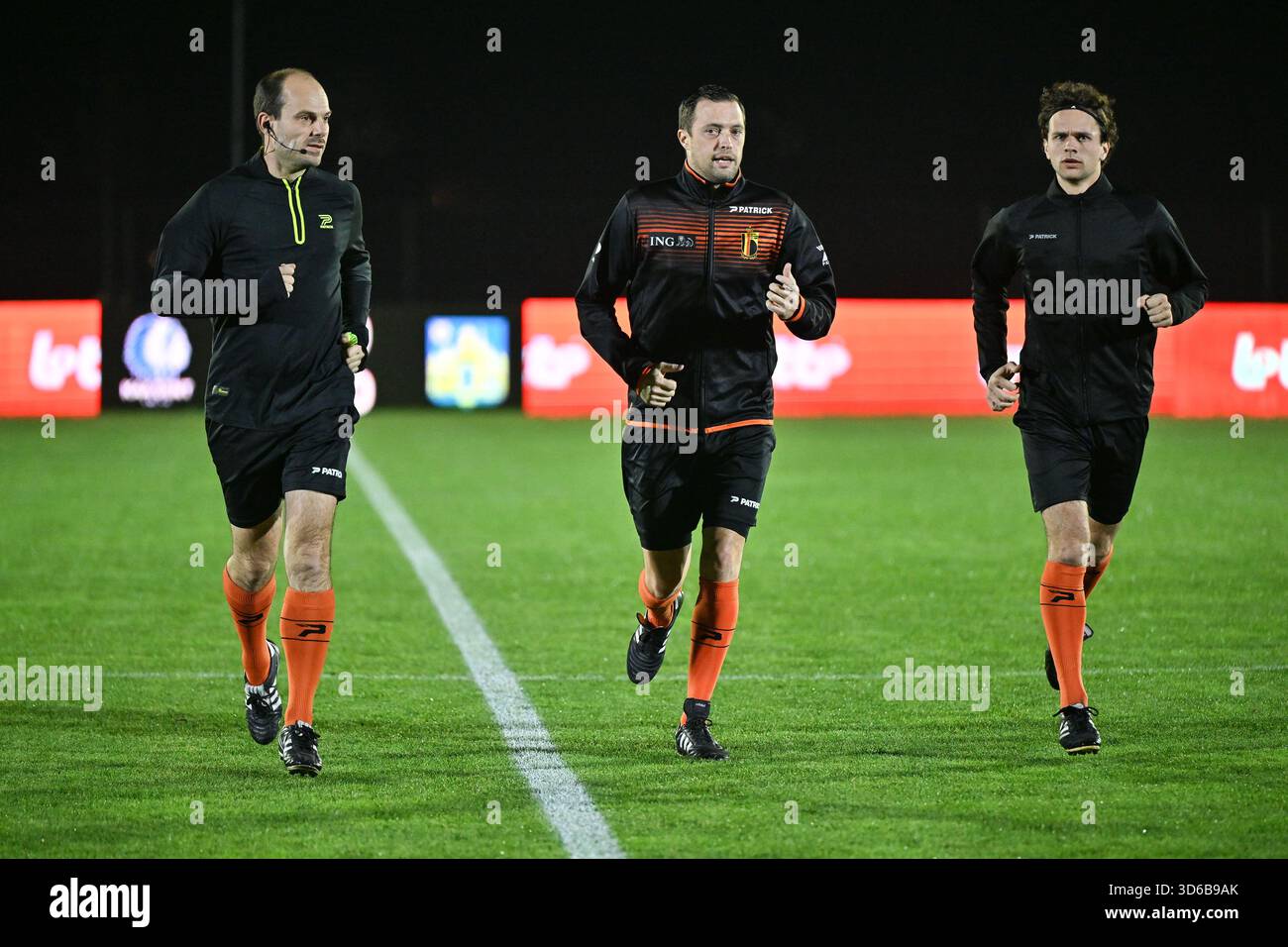 assistant referee Vincent Van Hooland , referee Kenneth Dhont ...