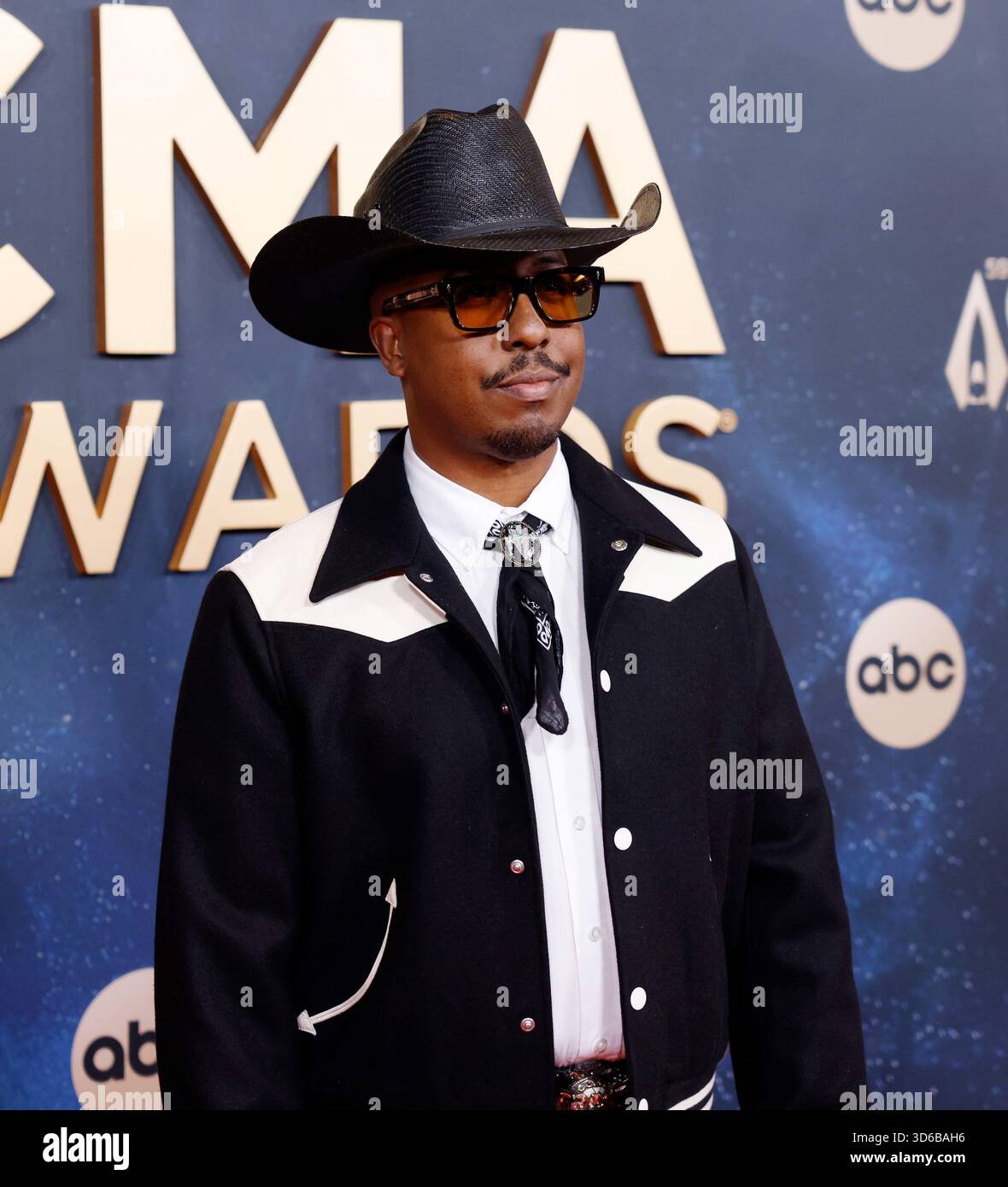 Michael Warren arrives on the red carpet for the 59th CMA Awards in ...