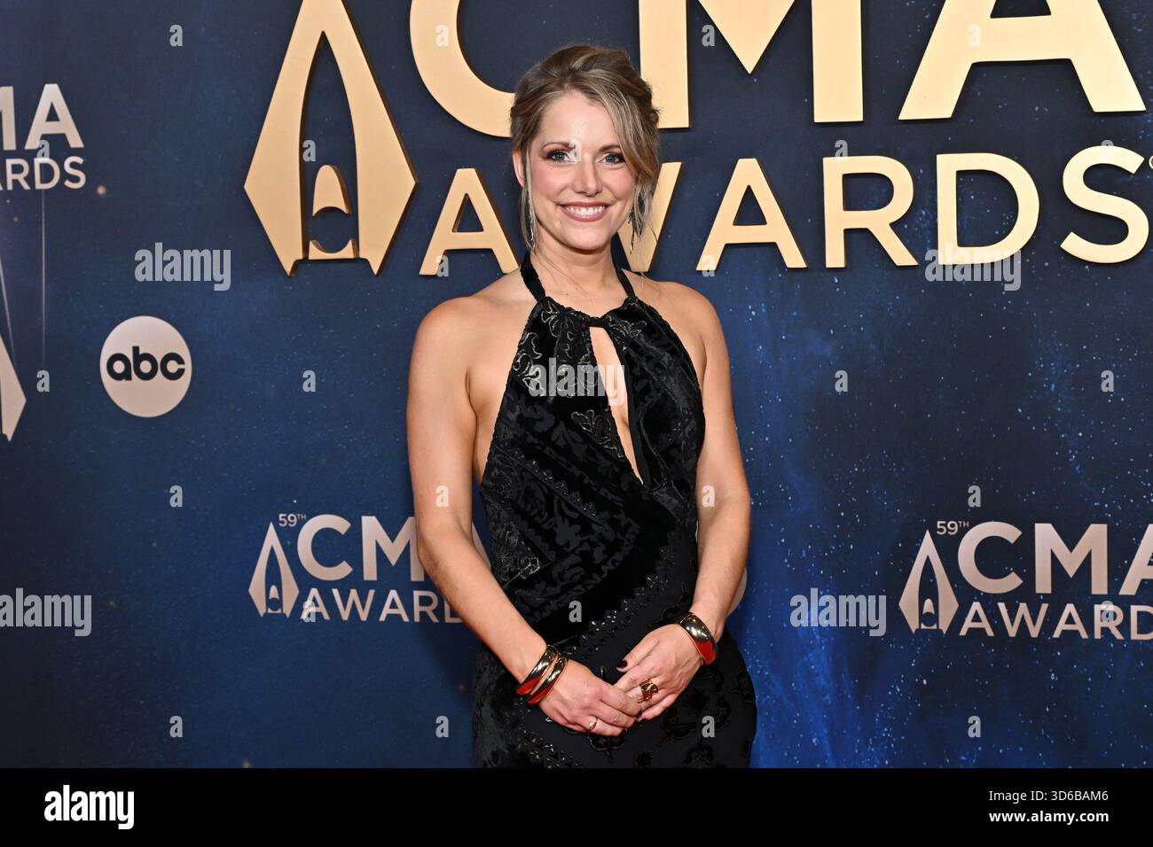 Shannon Saunders arrives at the 59th Annual Country Music Association ...