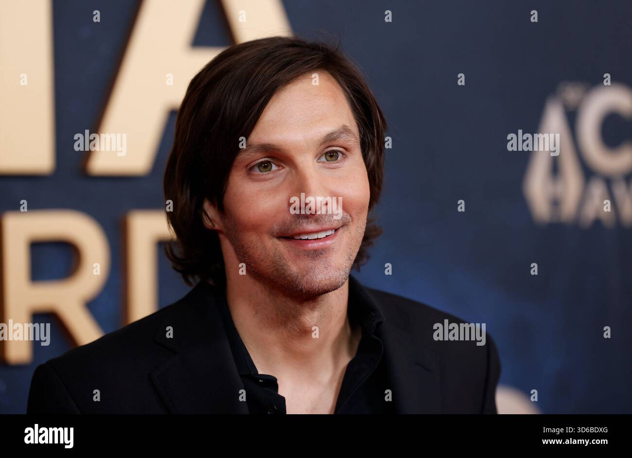 Charlie Worsham arrives on the red carpet for the 59th CMA Awards in ...