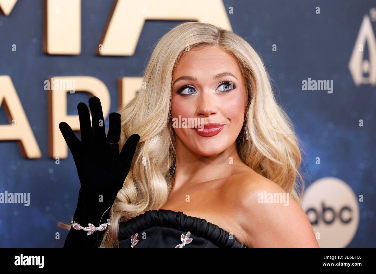 Tanner Smith arrives on the red carpet for the 59th CMA Awards in ...