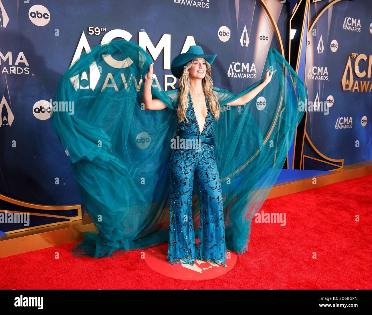 Lainey Wilson arrives on the red carpet for the 59th CMA Awards in ...