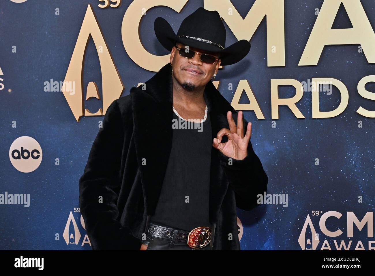 Ne-Yo arrives at the 59th Annual Country Music Association Awards on ...