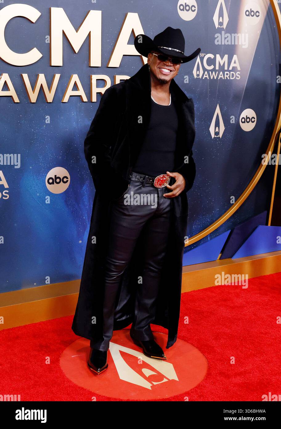 Ne-Yo arrives on the red carpet for the 59th CMA Awards in Nashville ...