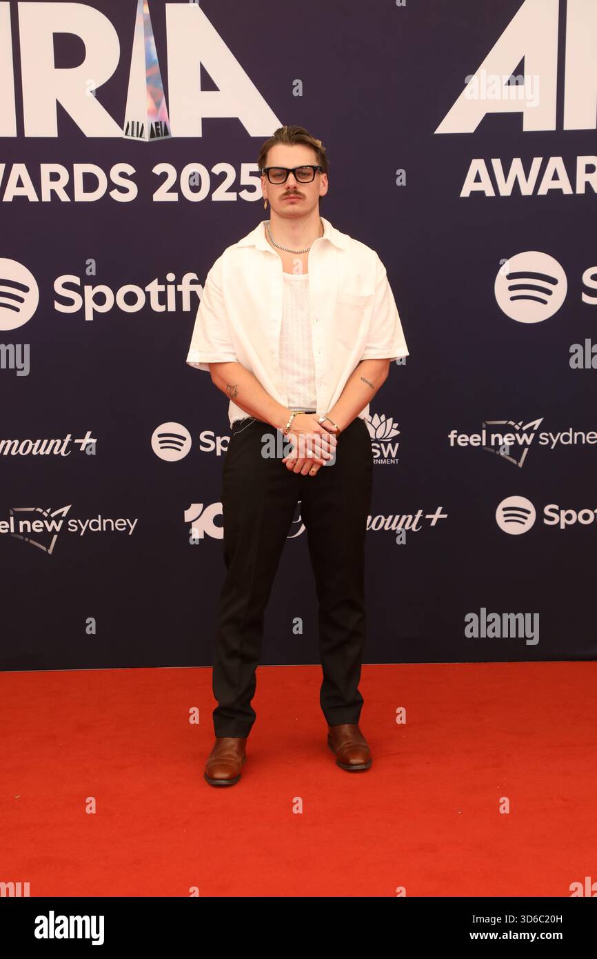 Sydney, Australia. 19th November 2025. Lachy Mac arrives on the red ...