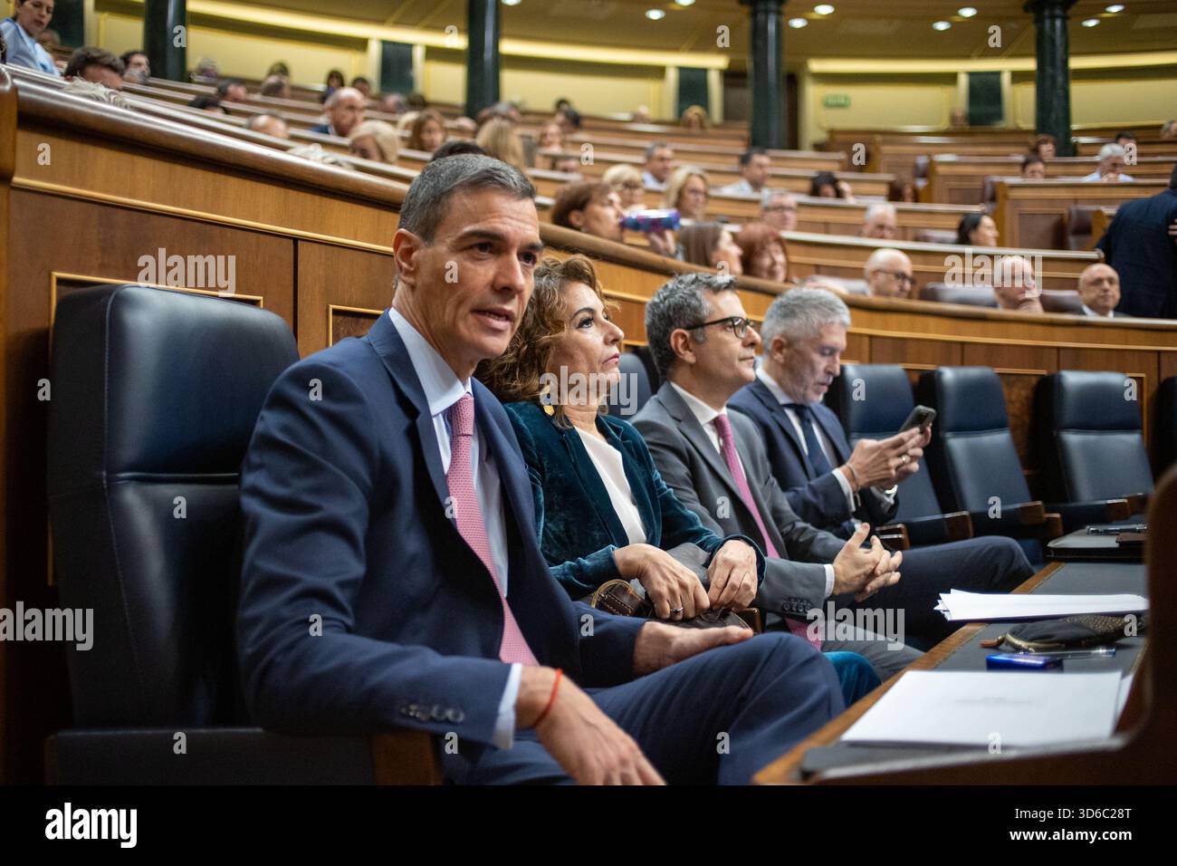 Pedro Sánchez (L) the Spanish Prime Minister attends the plenary ...