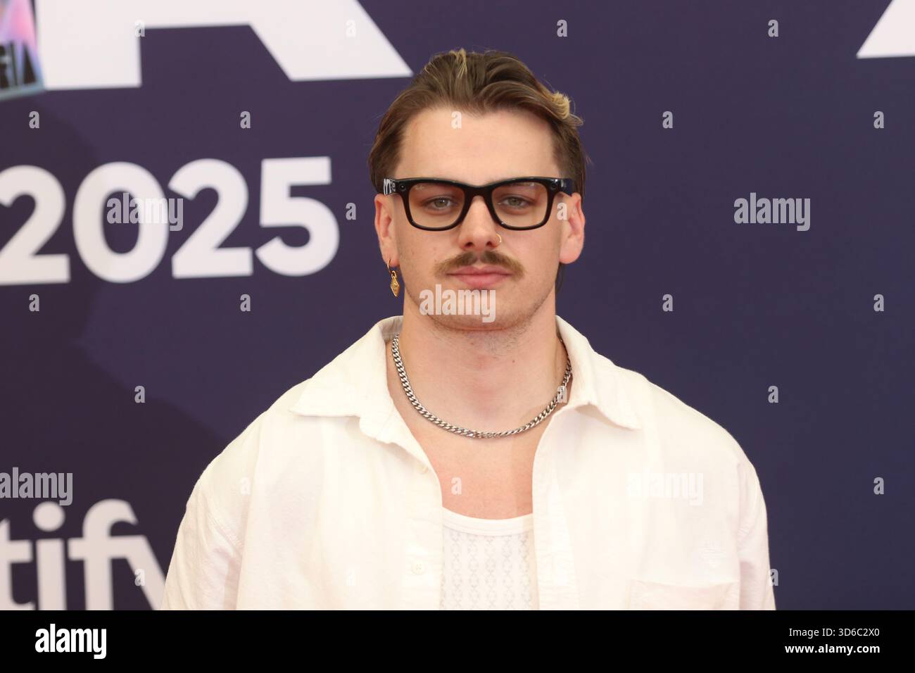 Sydney, Australia. 19th November 2025. Lachy Mac arrives on the red ...