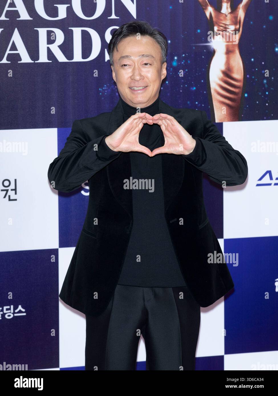 19 November 2025 - Seoul, South Korea : South Korean actor Lee Sung-min, arrives red-carpet for ...