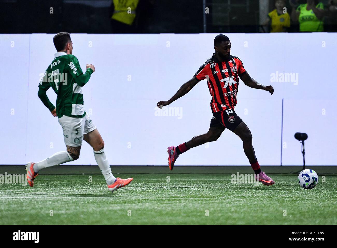 Ramon from Vitoria (right) during the game between Palmeiras and ...
