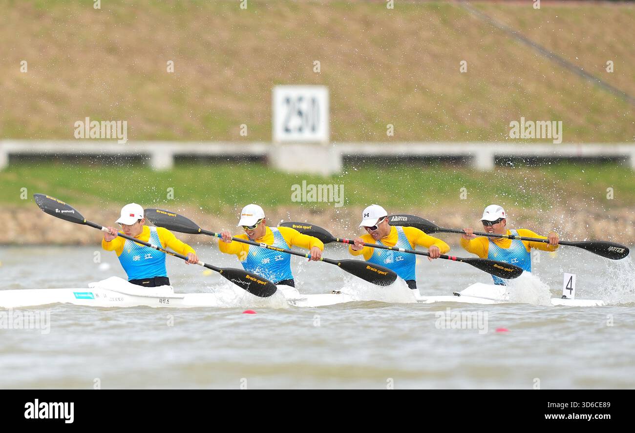(251120) -- GUANGZHOU, Nov. 20, 2025 (Xinhua) -- Team Zhejiang compete ...
