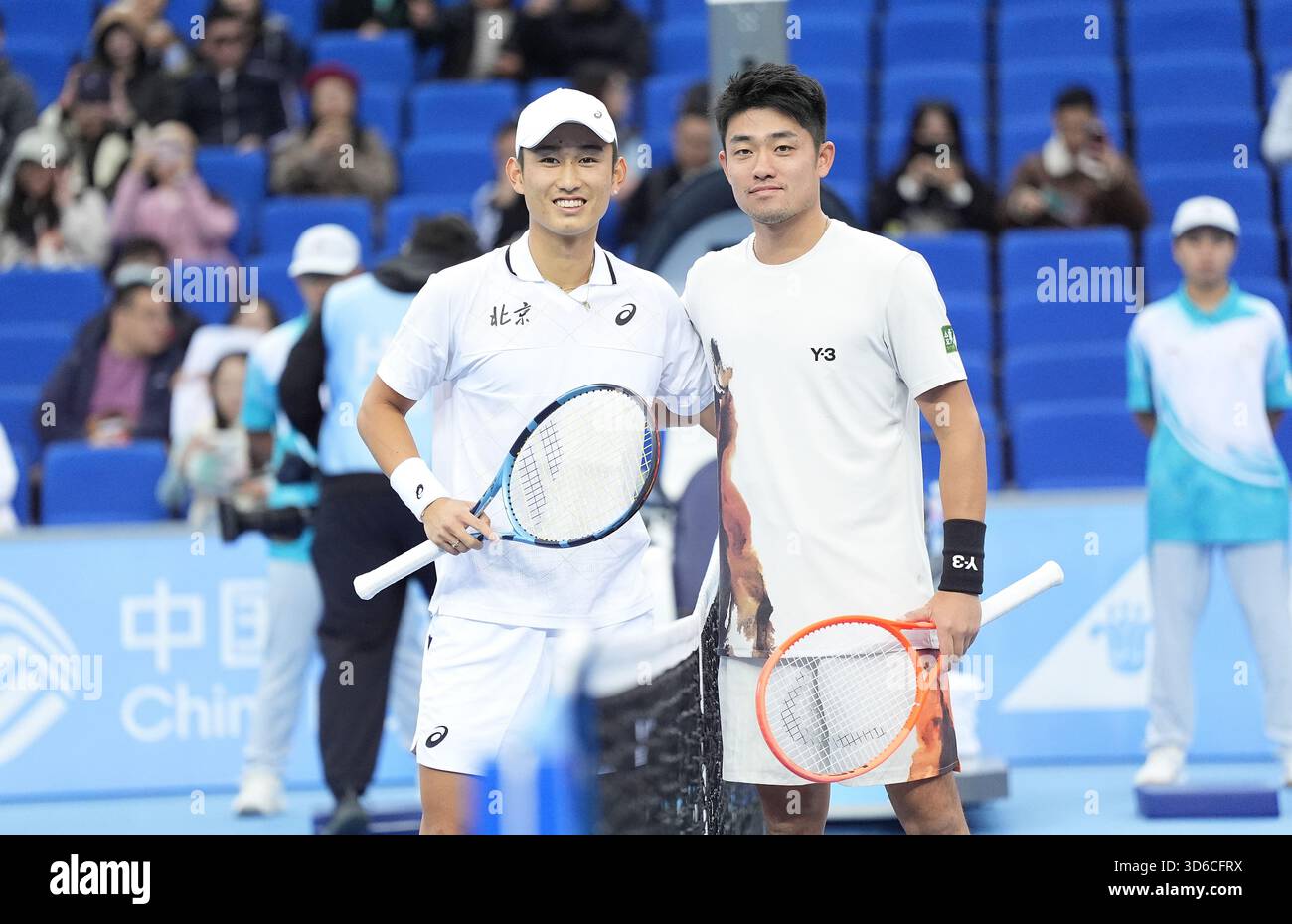 (251120) -- HENGQIN, Nov. 20, 2025 (Xinhua) -- Shang Juncheng (L) and ...