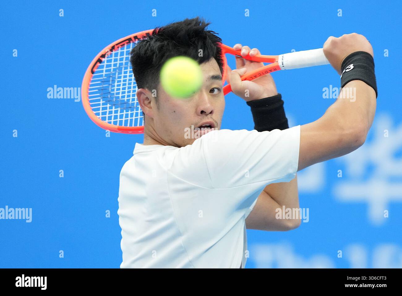 (251120) -- HENGQIN, Nov. 20, 2025 (Xinhua) -- Wu Yibing hits a return ...