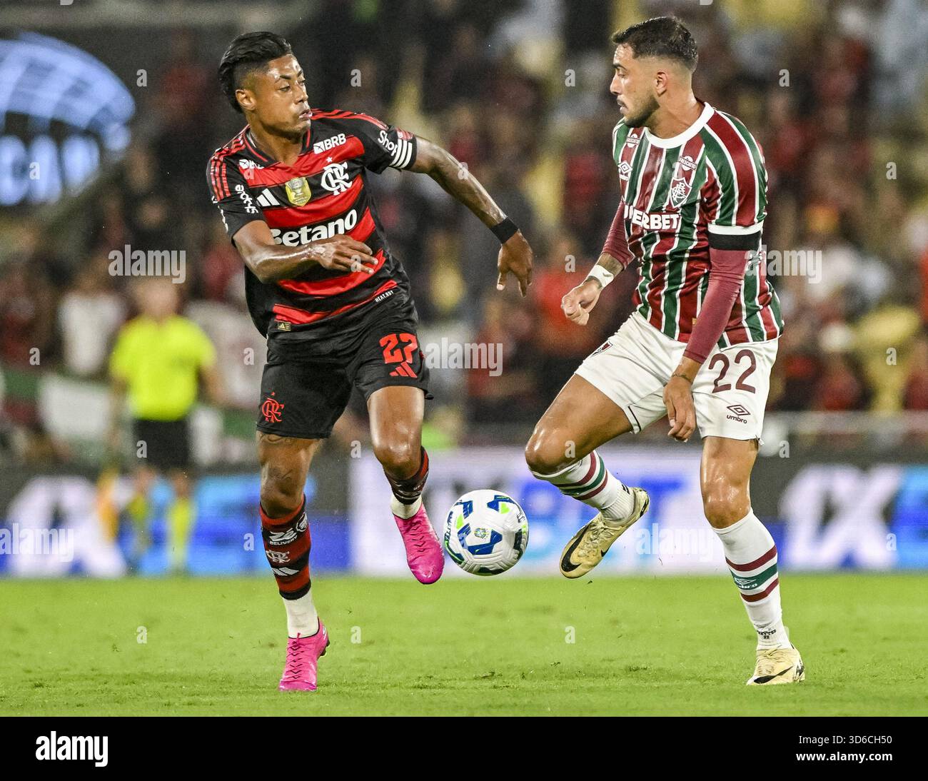Juan Pablo Freytes of Fluminense (R) and Bruno Henrique of Flamengo (L ...