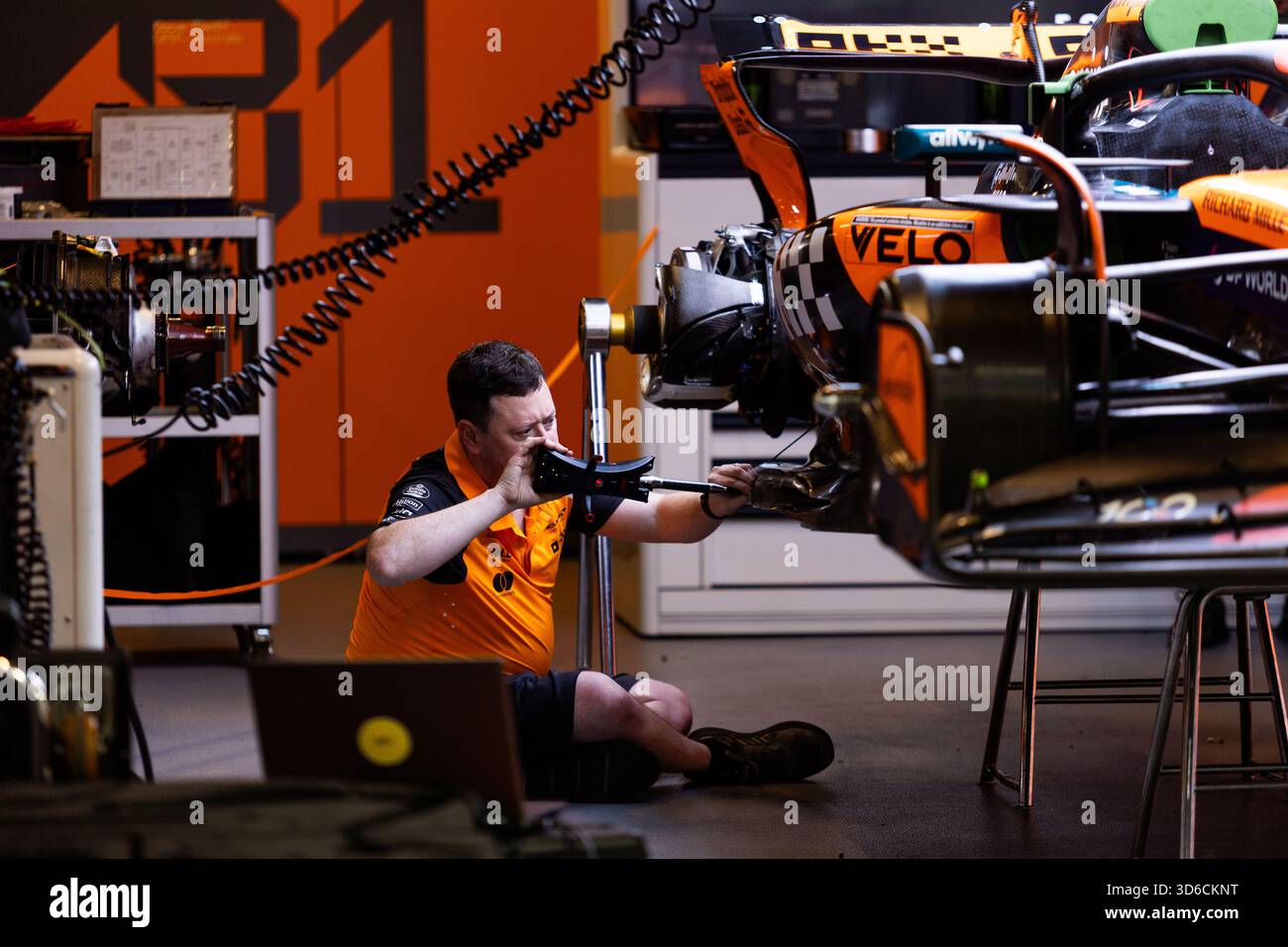 McLaren F1 Team mechanic, mecanicien, mechanic, mecanicien, mechanics ...