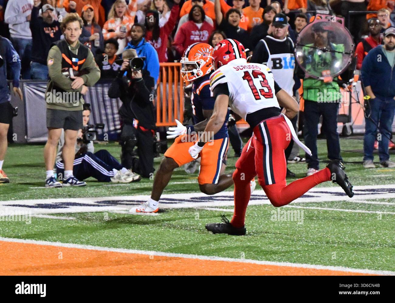 CHAMPAIGN, ILL - NOVEMBER 15: Illinois wide receiver Mario Sanders II ...