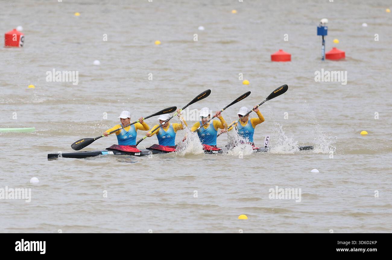 (251120) -- GUANGZHOU, Nov. 20, 2025 (Xinhua) -- Team Zhejiang compete ...