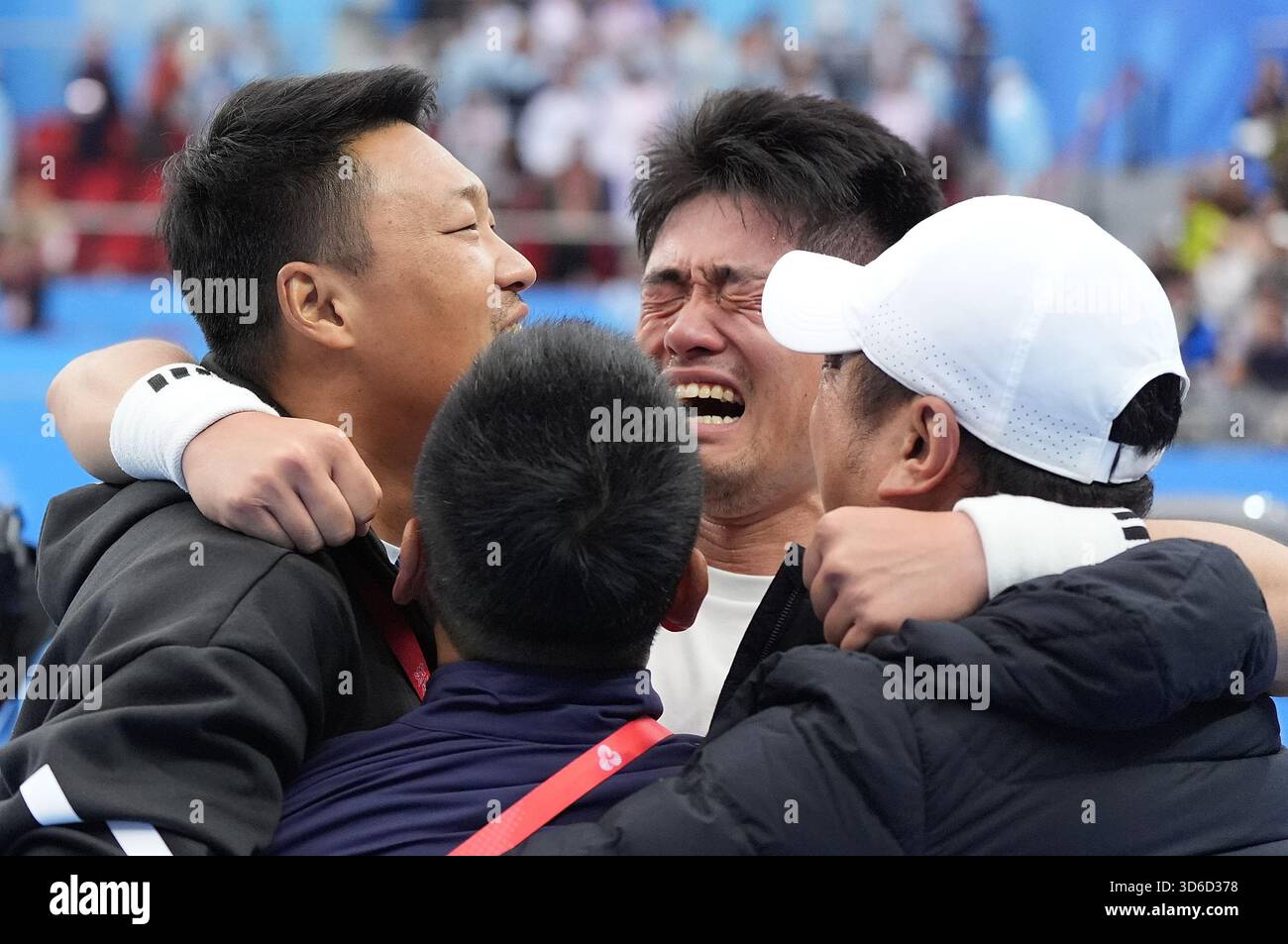 (251120) -- HENGQIN, Nov. 20, 2025 (Xinhua) -- Wu Yibing (2nd R) reacts ...