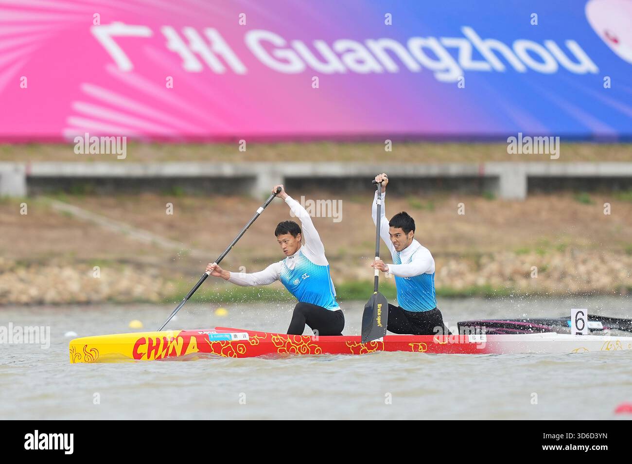 (251120) -- GUANGZHOU, Nov. 20, 2025 (Xinhua) -- Miao Feilong (L)/Xing ...