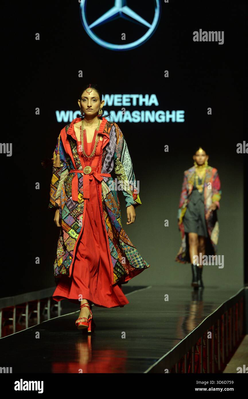 (251120) -- COLOMBO, Nov. 20, 2025 (Xinhua) -- Models present creations during the Mercedes-Benz ...
