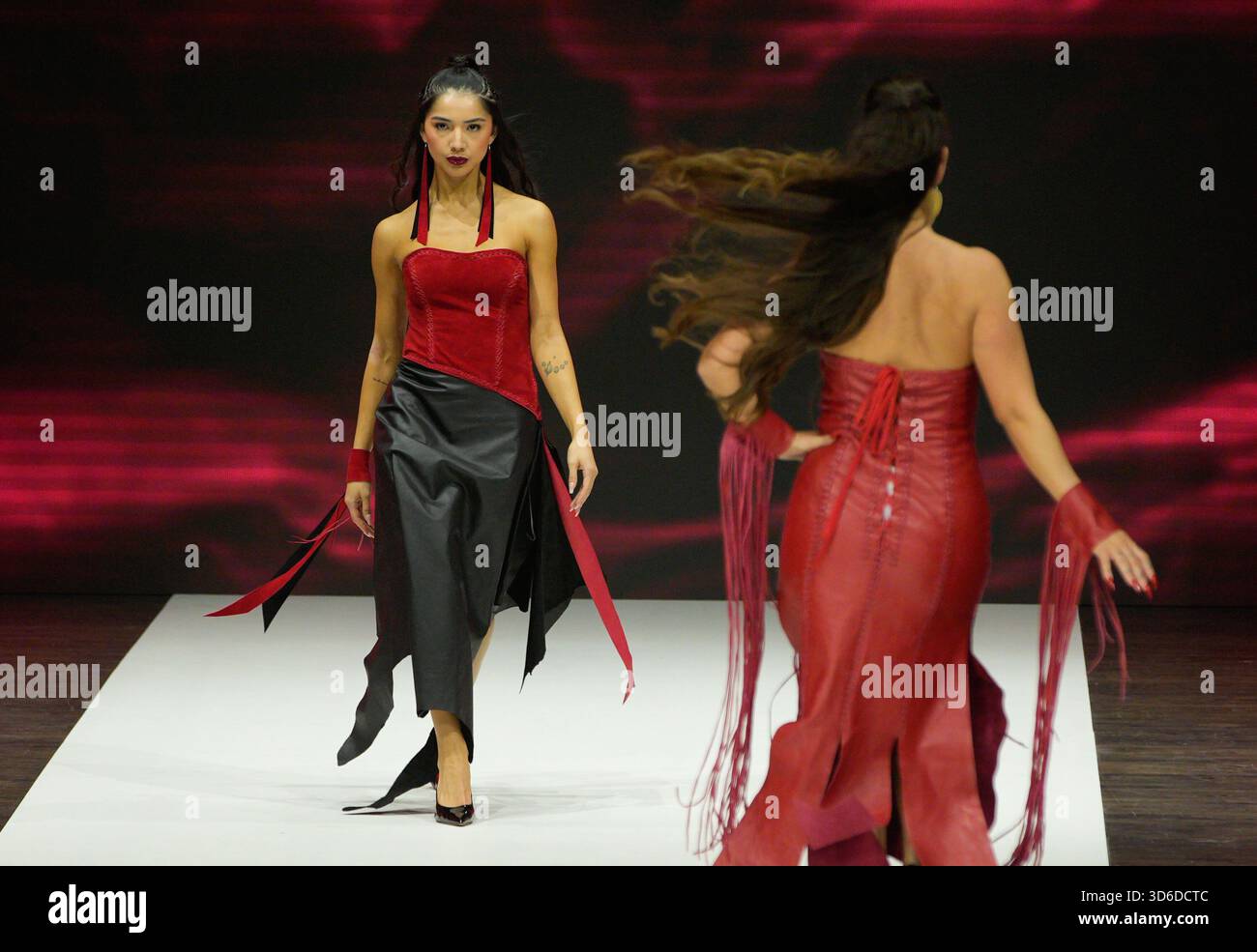(251120) -- VANCOUVER, Nov. 20, 2025 (Xinhua) -- Models present ...