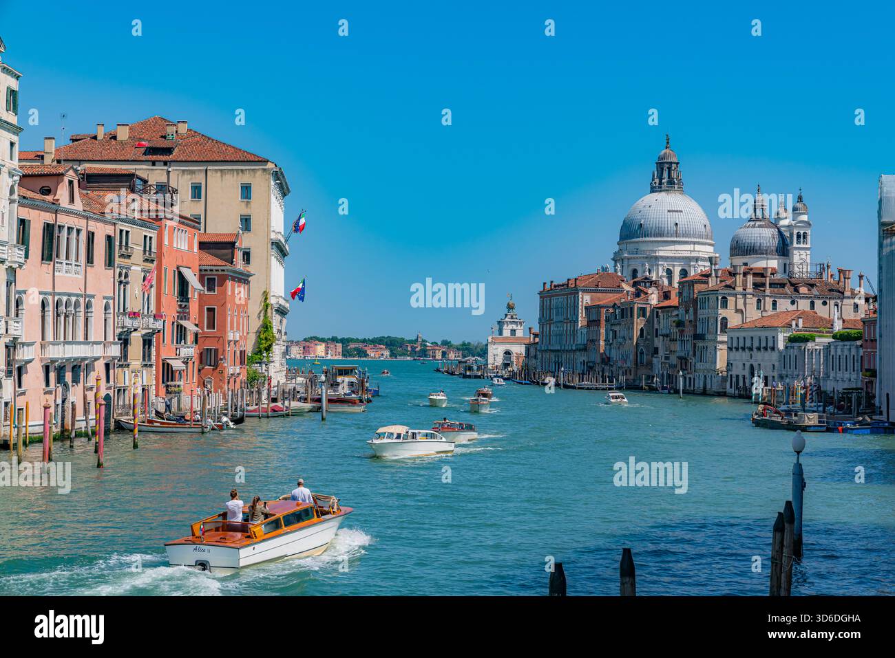 Dynamic view of Venice’s Grand Canal with intense boat traffic ...
