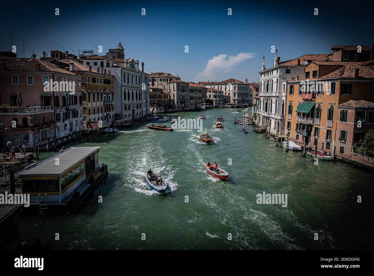 Dynamic view of Venice’s Grand Canal with intense boat traffic ...