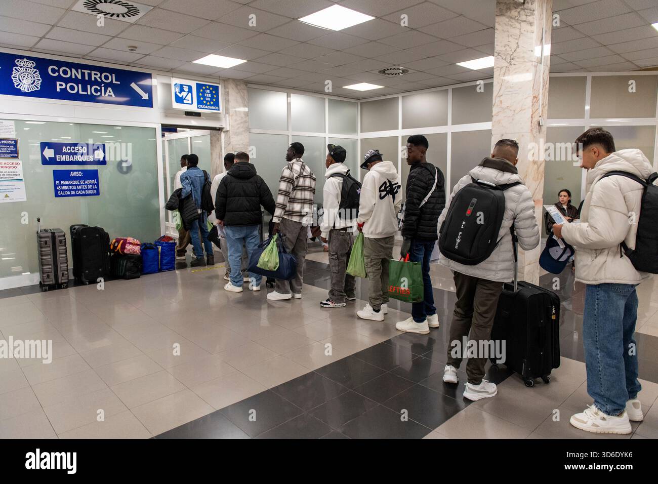 47 migrants embark for the peninsula after their stay at the Temporary ...